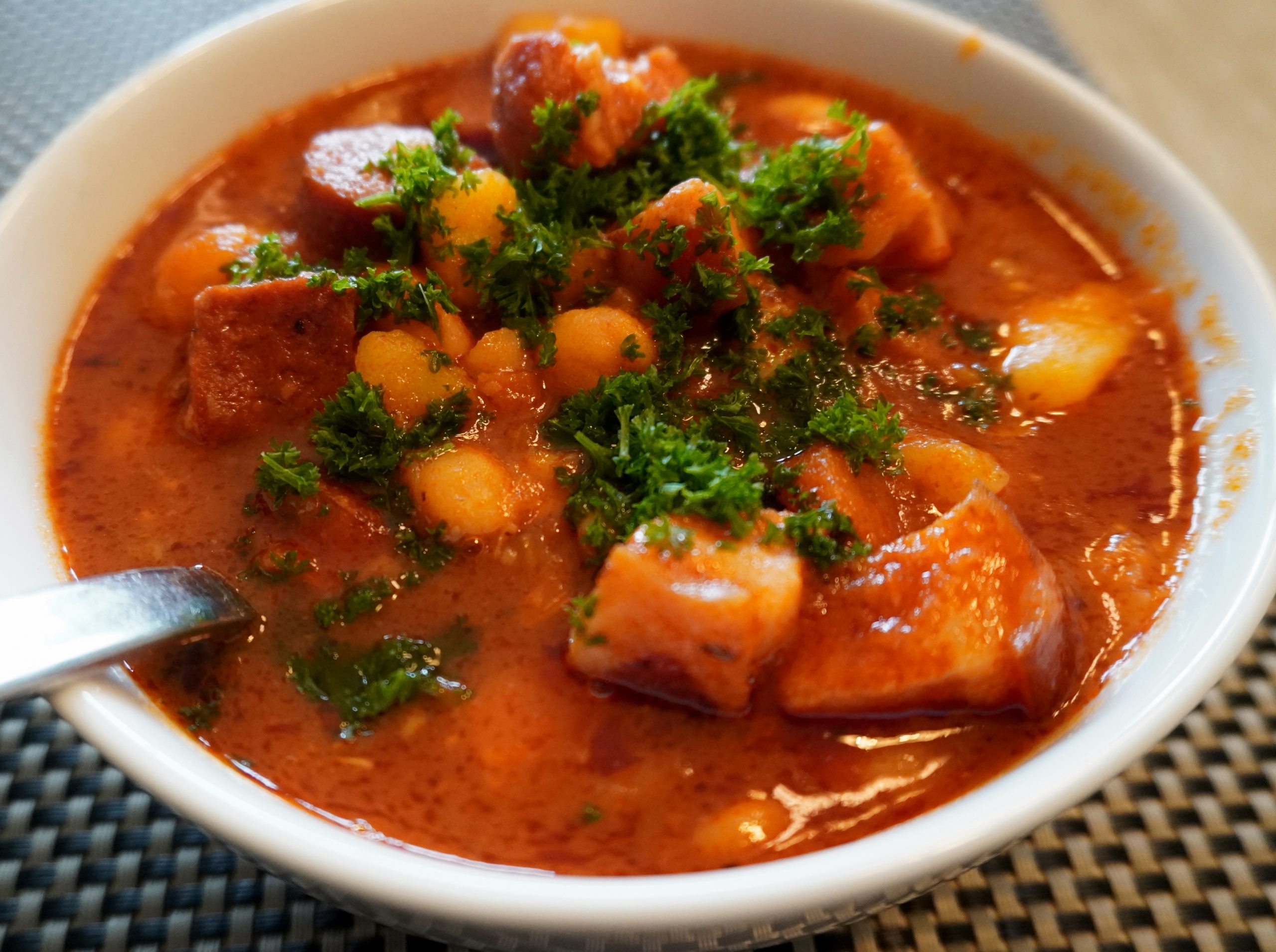 Herzhafter peruanischer Eintopf - Ceviche trifft Fischstäbchen